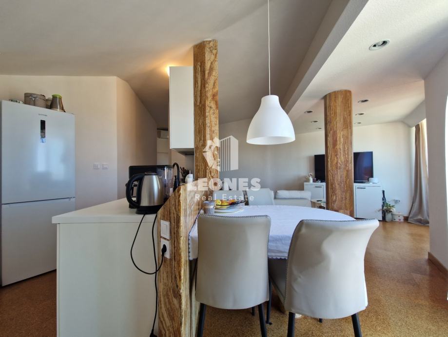 Stan s liftom i pogledom na more u Umagu (prodaja)