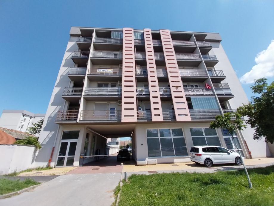 NOVIJI JEDNOSOBAN 44m2+PARKING 12m2+OSTAVA 2m2! BLIZINA KAMPUSA! (prodaja)