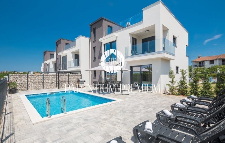 Stan na prvom katu sa krovnom terasom (prodaja)