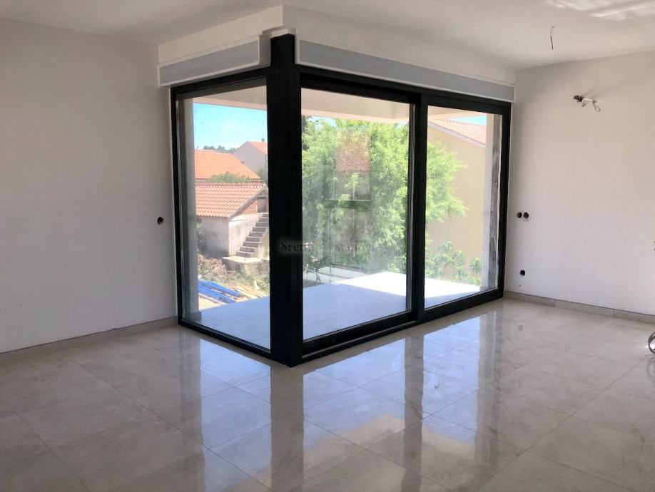 Stan Šibenik, Brodarica, 2S+DB, 68.98 m2, parking u cijeni, blizina mo ...