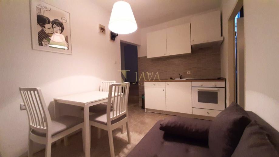 Stan s terasom, centar! (iznajmljivanje)