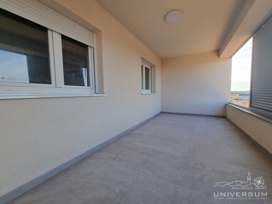 Stan u Umagu u kvalitetnoj novogradnji s liftom (prodaja)