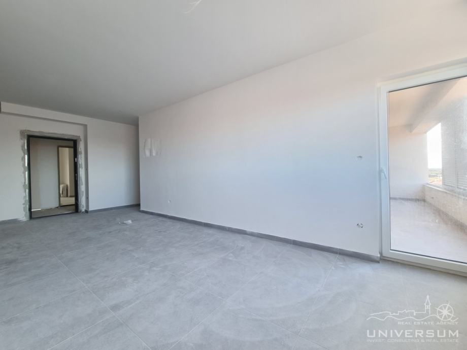 Stan u Umagu u kvalitetnoj novogradnji s liftom (prodaja)