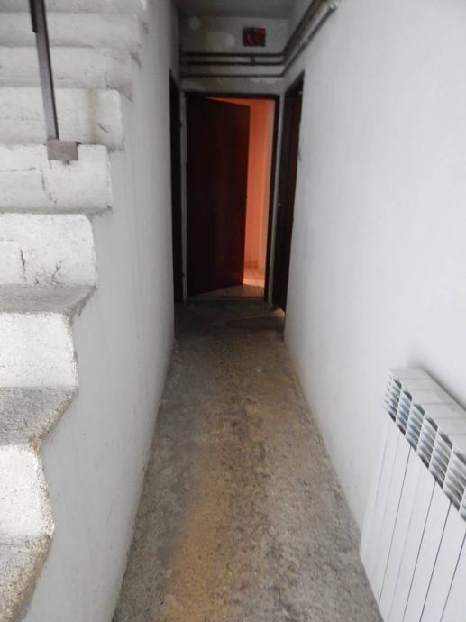 DUBRAVA, ULICA TRUTINA, 2 SOBNI, 33 M2, ZA UREDITI (prodaja)