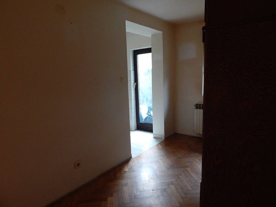 DUBRAVA, ULICA TRUTINA, 2 SOBNI, 33 M2, ZA UREDITI (prodaja)