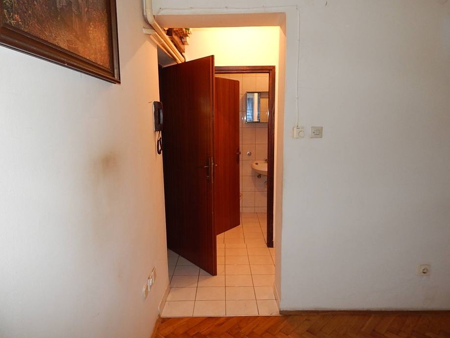 DUBRAVA, ULICA TRUTINA, 2 SOBNI, 33 M2, ZA UREDITI (prodaja)