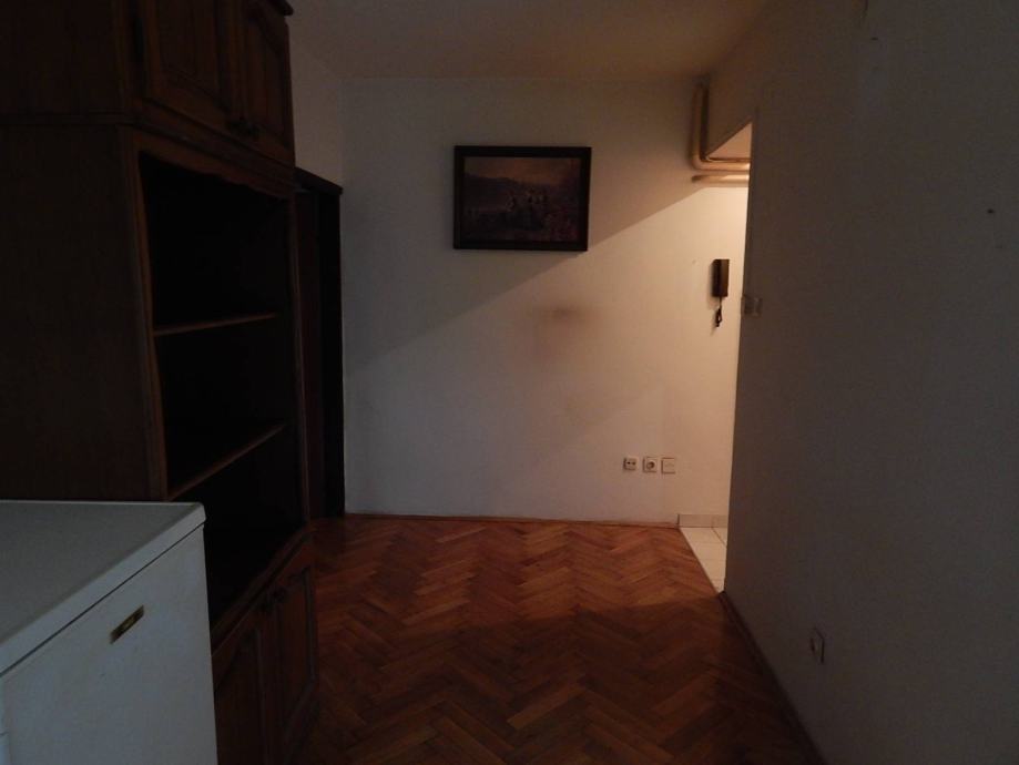 DUBRAVA, ULICA TRUTINA, 2 SOBNI, 33 M2, ZA UREDITI (prodaja)