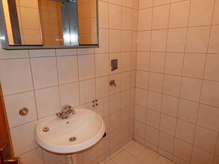 DUBRAVA, ULICA TRUTINA, 2 SOBNI, 33 M2, ZA UREDITI (prodaja)