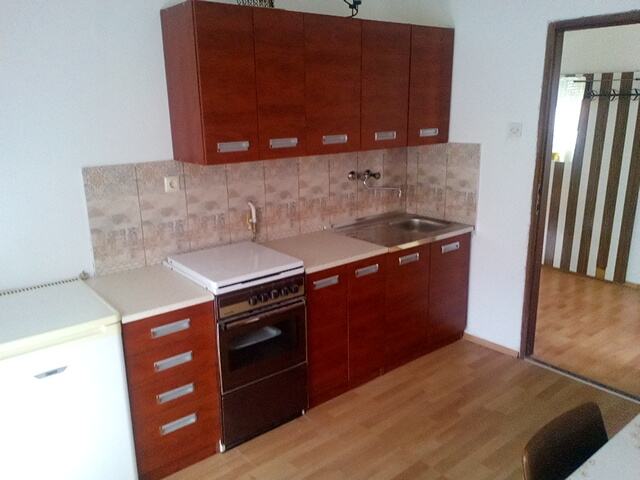 Ivanja Reka, 2sobni stan 80m2 na katu kuće 350€ parking, terasa, klima ...