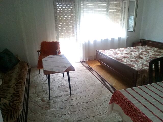 Ivanja Reka, 2sobni stan 80m2 na katu kuće 350€ parking, terasa, klima ...