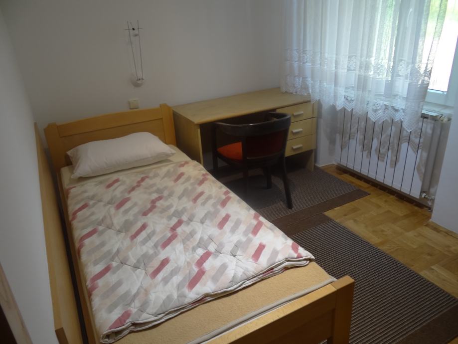 Najam, 33 m2 u blizini fakul. MEDICINE, PMF-a,EKONOMIJE,ŠUMARSKI ...