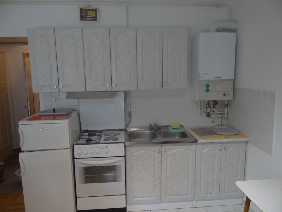 Najam, 33 m2 u blizini fakul. MEDICINE, PMF-a,EKONOMIJE,ŠUMARSKI ...