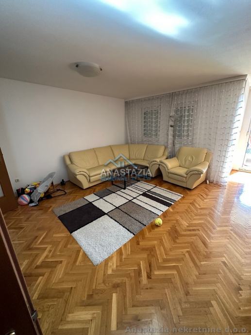STROŽANAC UZ MORE DVOSOBAN KOMF. 85M2 + 2 GARAŽE 265000E (prodaja)