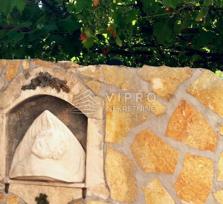 Supetar, Brač, Centar, kuća za 6 osoba, 100 m od mora! (iznajmljivanje)