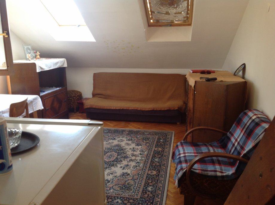 SVETI DUH, GARSONJERA SA GALERIJOM, BLIZINA BUSA!!! (prodaja)