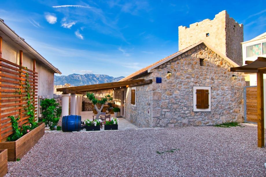 Tradicionalna kamena kuća pored mora (prodaja)