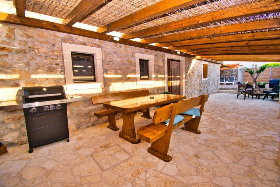 Tradicionalna kamena kuća pored mora (prodaja)