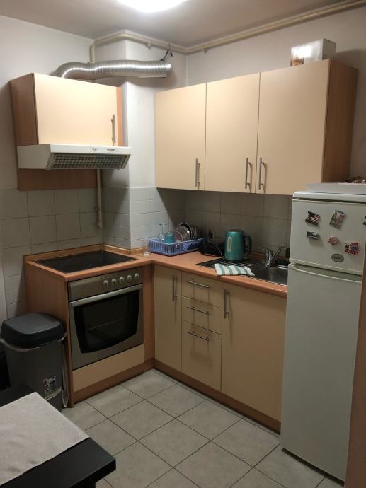 Tražim cimericu za dvosobni stan na Knežiji