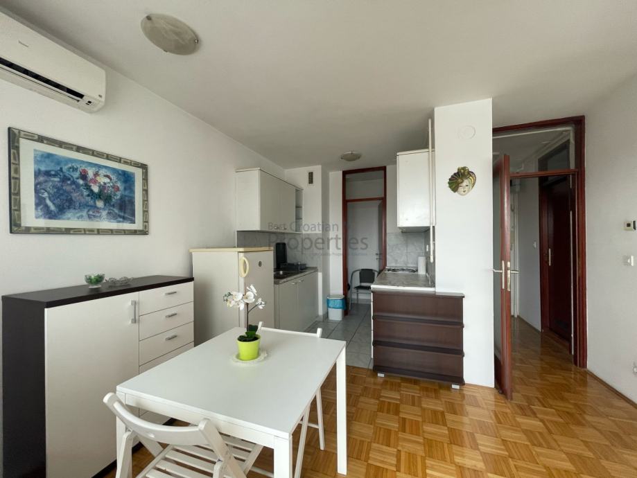 TRNJE (Vladimira Preloga) - LIJEPA I SVIJETLA GARSONiJERA 42m2 ...