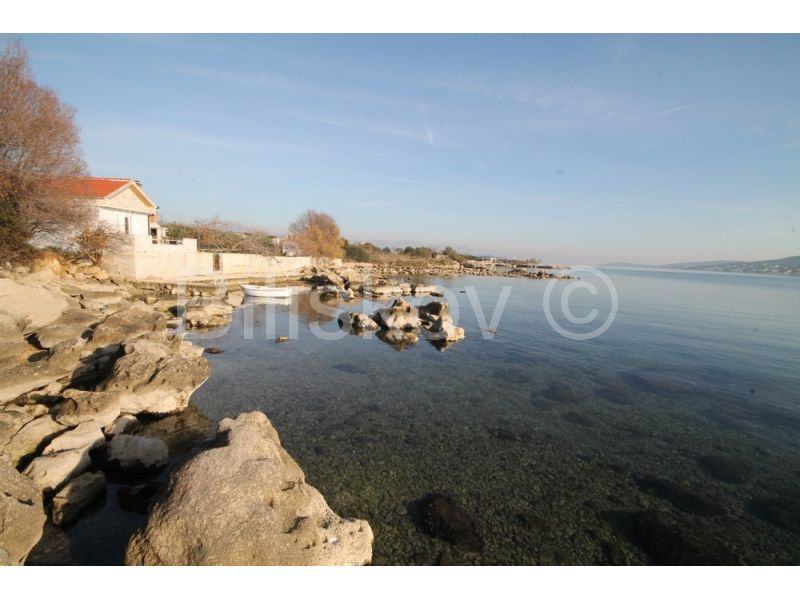 Trogir, Divulje -PRVI RED DO MORA