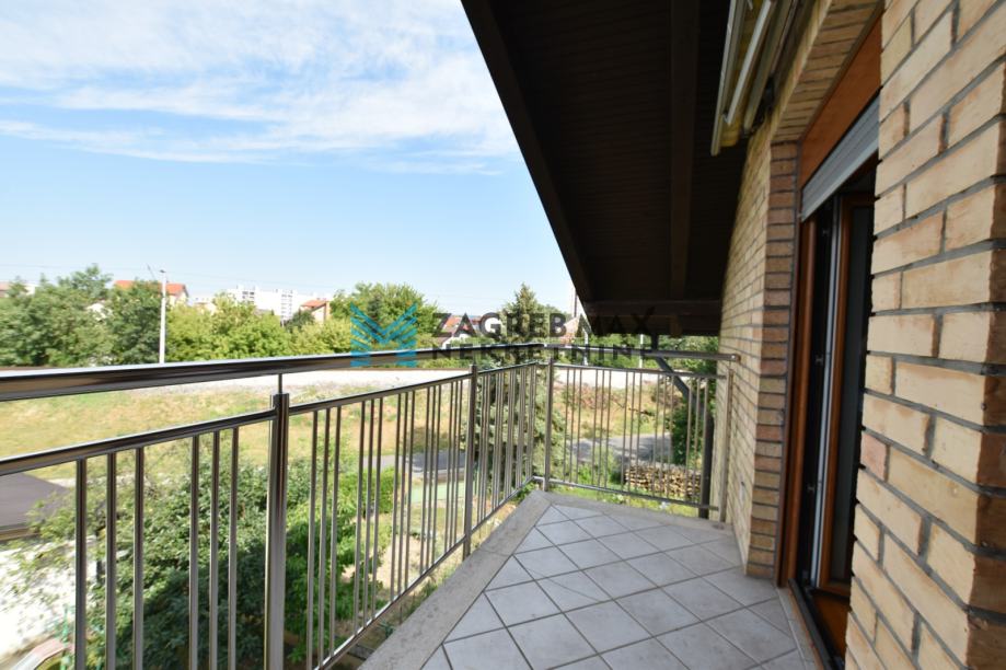 TROKUT Prostran 5soban stan 130 m2, okućnica 550 m2, garaža, balkon ...