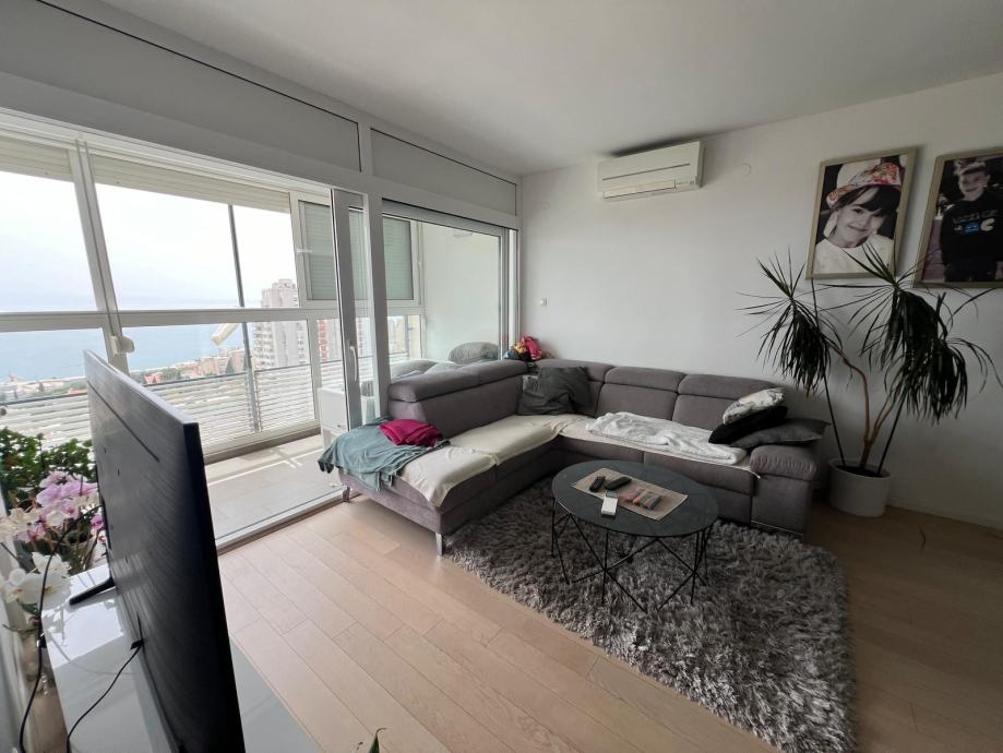 Trstenik, Split - TROSOBAN STAN - OD 01.08. NA DUGOROČNO (iznajmljivanje)