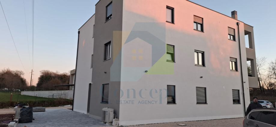 Umag, okolica, Prostrani stan na drugom katu s pogledom na more, 2 km ...