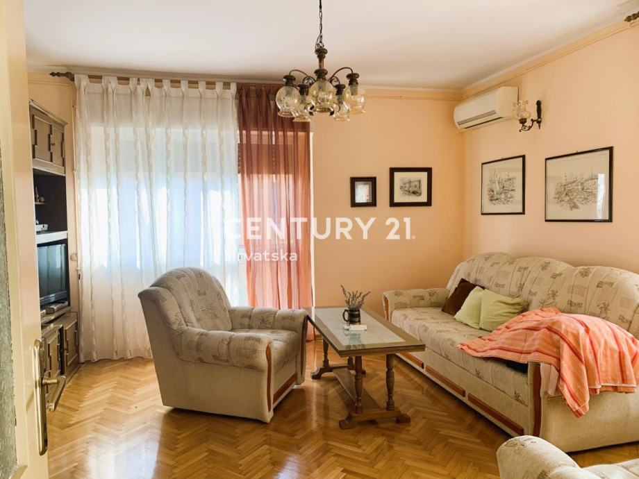 UMAG, PRODAJE SE STAN NA PRVOM KATU S OKUĆNICOM I GARAŽOM (prodaja)