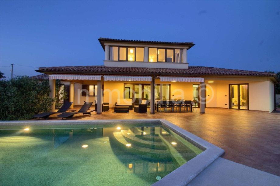 VILA SA BAZENOM, 1.600 m2 ZEMLJIŠTE , 4 SPAVAĆE , PODNO GRIJANJE! (prodaja)