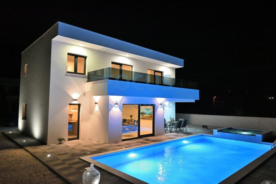 EKSKLUZIVNO !!! VILA SA BAZENOM (prodaja)