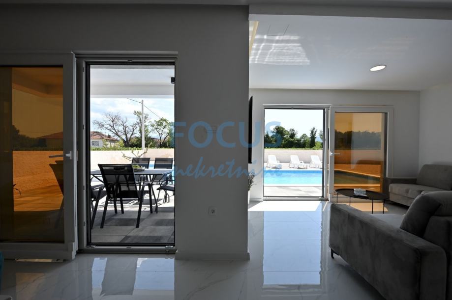 EKSKLUZIVNO !!! VILA SA BAZENOM (prodaja)