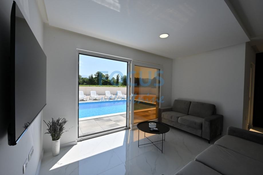 EKSKLUZIVNO !!! VILA SA BAZENOM (prodaja)