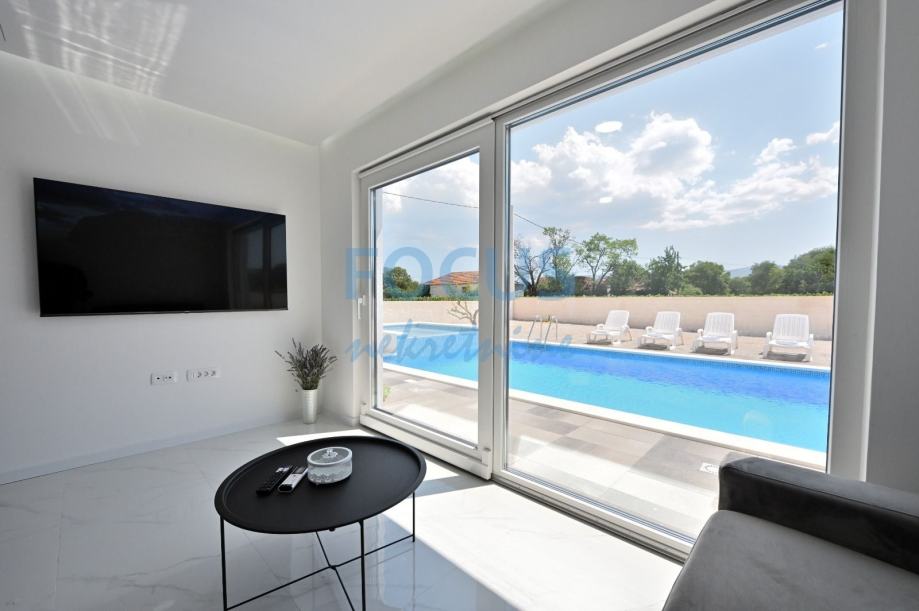 EKSKLUZIVNO !!! VILA SA BAZENOM (prodaja)