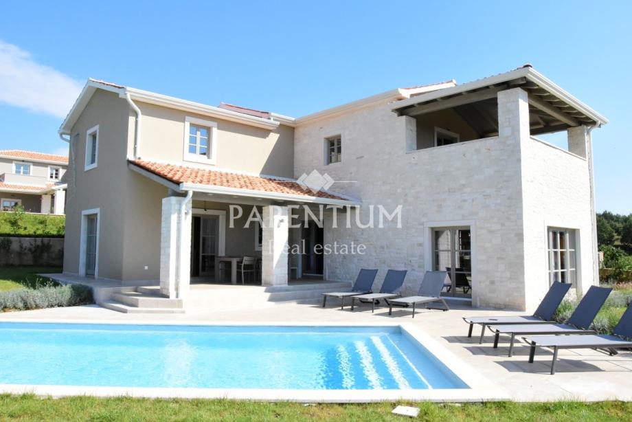 Vila sa bazenom od poznatog investitora (prodaja)