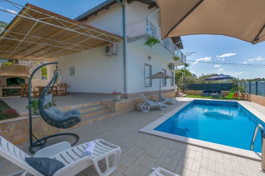 *Vila s bazenom Tugare* (prodaja)