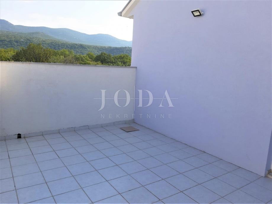 Novi Vinodolski, kuća, prostrana okućnica, garaža (prodaja)