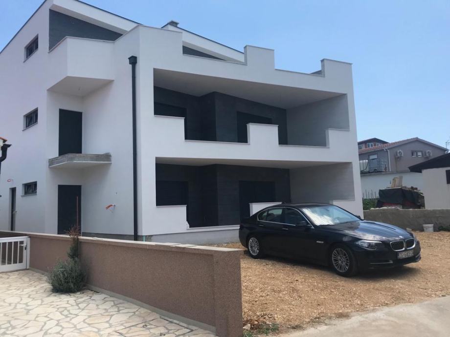 Vir, tri apatrmana ukupno 258 m2