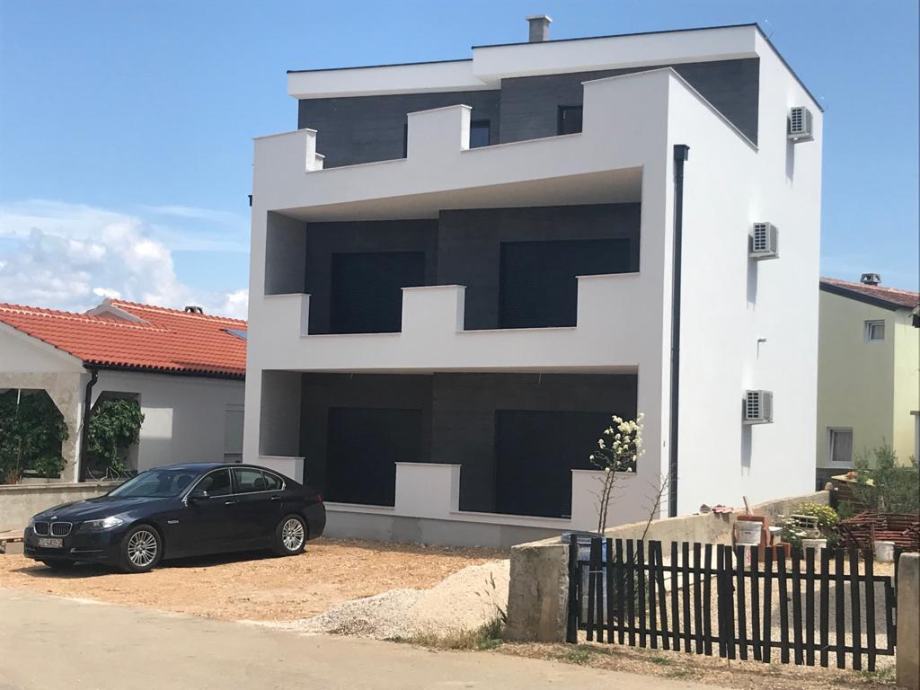 Vir, tri apatrmana ukupno 258 m2