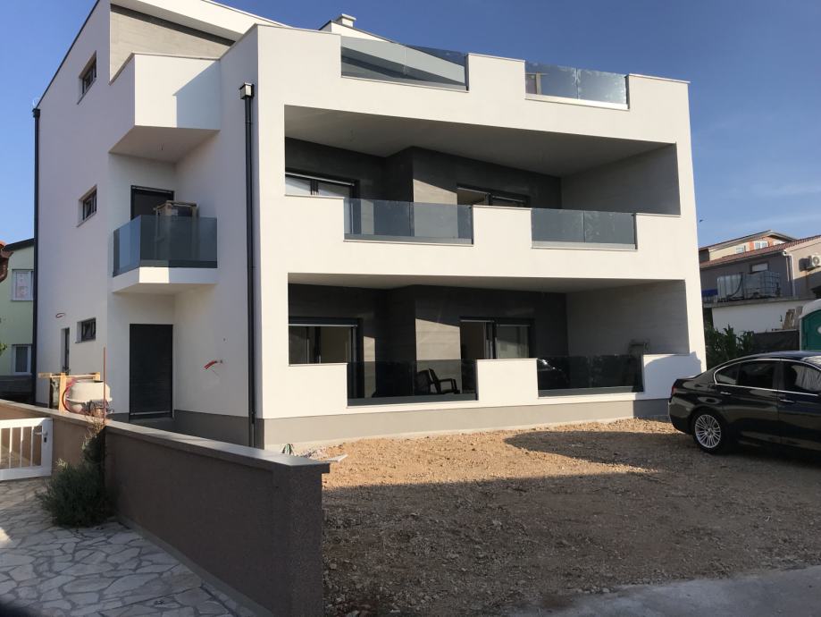 Vir, tri apatrmana ukupno 258 m2
