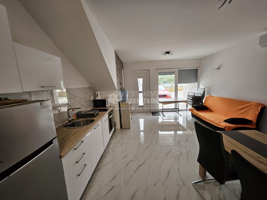 Vir, apartman južna strana-potpuno namješten