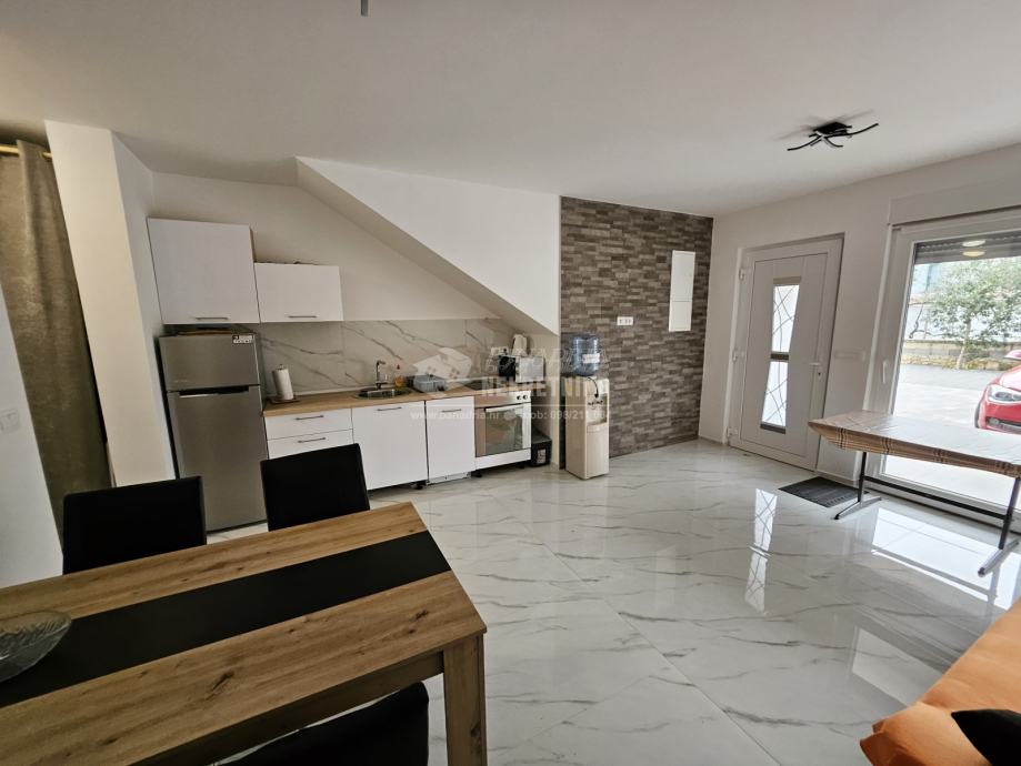 Vir, apartman južna strana-potpuno namješten