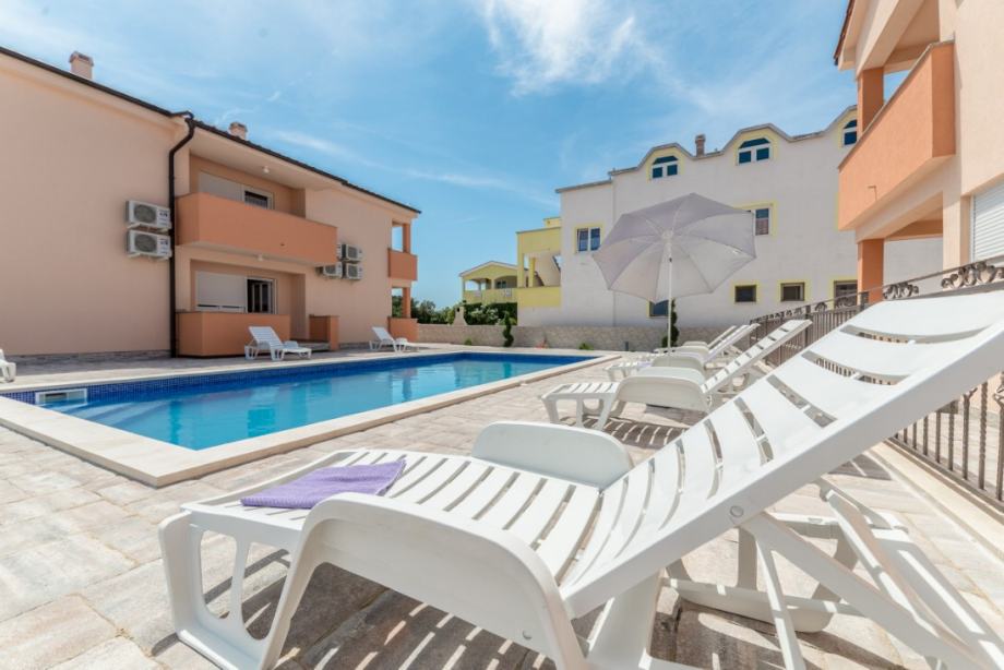 VIR-DVIJE VILLE SA 12 APARTMANA I BAZENOM !!! (prodaja)