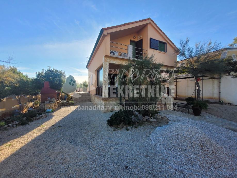 Vir, obiteljska kuća s prostranim dvorištem (prodaja)