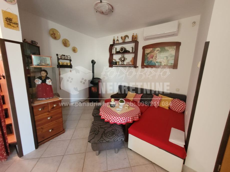 Vir, obiteljska kuća s prostranim dvorištem (prodaja)