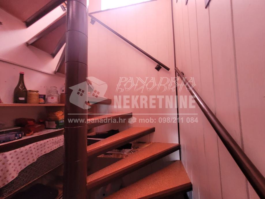 Vir, obiteljska kuća s prostranim dvorištem (prodaja)