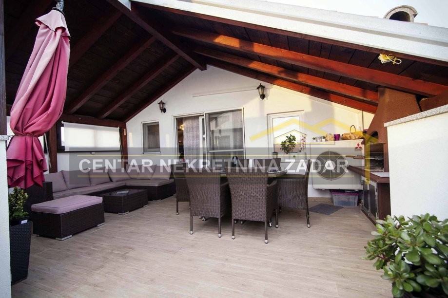 Višnjik - atraktivni trosobni stan s velikom terasom (prodaja)