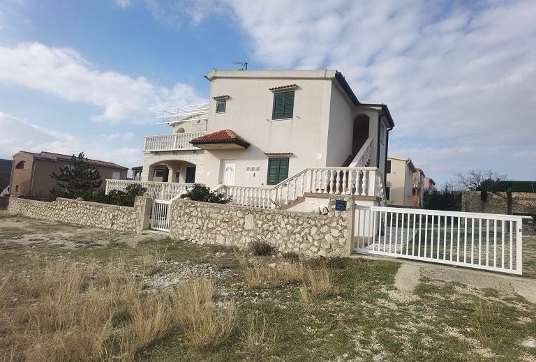 Vlašići, kuća s 3 apartmana i velikom okućnicom, pogled na more (prodaja)