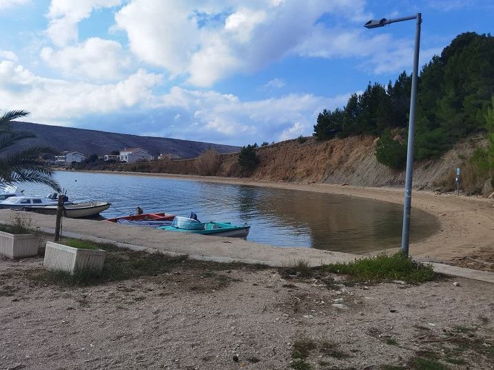 Vlašići, kuća s 3 apartmana i velikom okućnicom, pogled na more (prodaja)