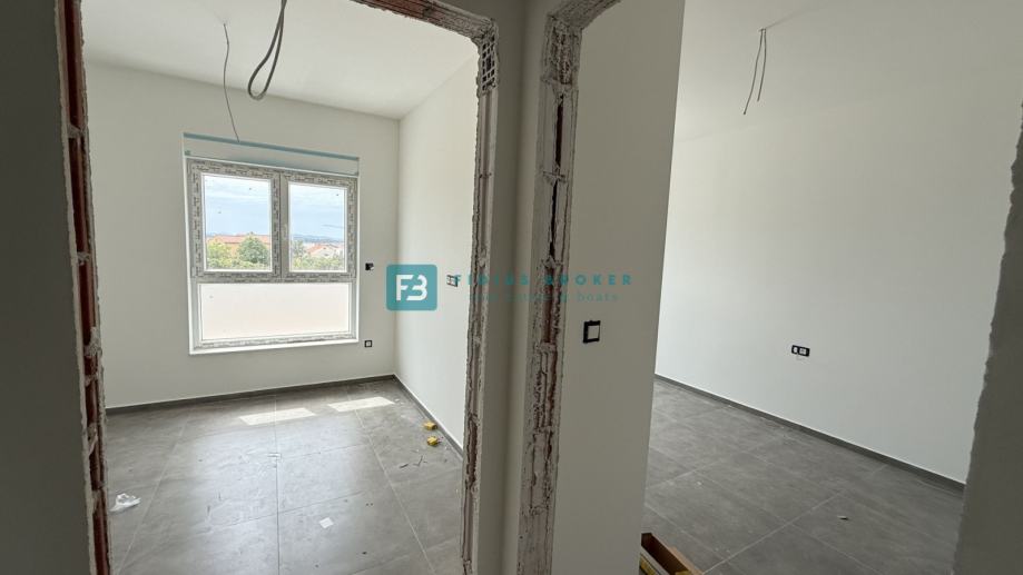 VODICE, novogradnja, dvoetažni stan, bazen, 3 spavaće sobe, C2 (prodaja)