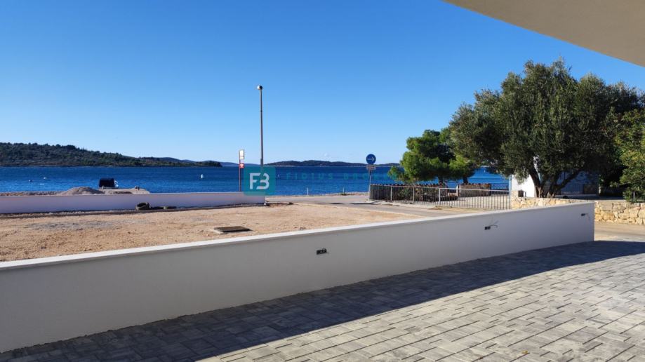 VODICE - SRIMA, 1.red do mora, poslovni prostor, top lokacija (prodaja)
